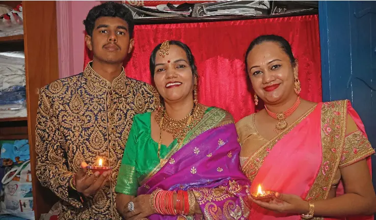 Lal Family Lights Up Diwali: Celebratin­g Family, Love - PressReader