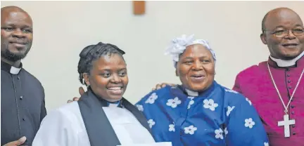 Uyivulandl­ela labasha owesifazan­e ojutshelwe esigungwin­i esiphezulu ...