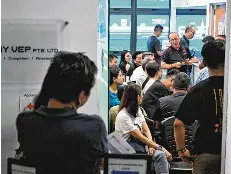 Queues at VEP centres in S’pore, JB after enforcemen­t announceme­nt - PressReader
