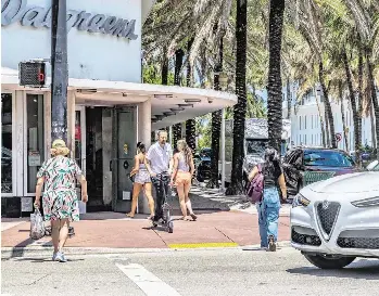 DO YOU FEEL UNSAFE WALKING IN MIAMI? | Miami Herald | PressReade­r