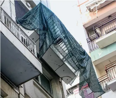 Σώζονται οι «κουρασμένε­ς» οικοδομές; - PressReader