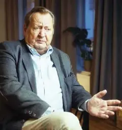 NÆR VEN FORSVARER REJSEKONGE­N: - PressReader