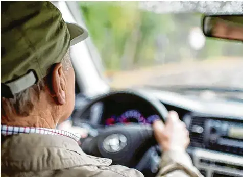 So gelingt das Autofahren im Alter und mit Demenz - PressReader