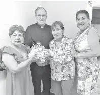 Disfrutan animado convivio entre amigas - PressReader