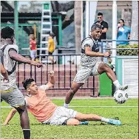 Bustos se la juega con Perlaza por la banda izquierda en el Monumental - PressReader