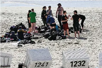 Punks überrannte­n Sylt – «Wir machen den Strand sauber» - PressReader