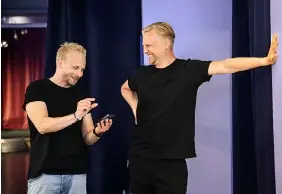 Svenskar, ålänningar och finskspråk­iga går loss på Janne Grönroos ...