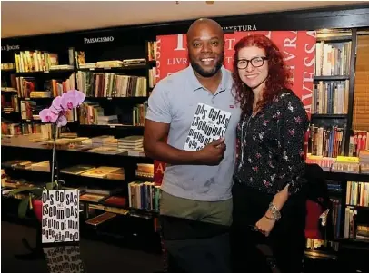 ÉRICO BRÁS PRESTIGIA INÊS STANISIERE, ROTEIRISTA DO SE JOGA TARDE DE AUTÓGRAFOS COM AMIGOS E ...