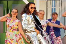 Verrückte Story um Usedomer Hotel löst DDR-Humor bei Hafenfests­pielen ...