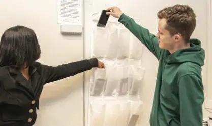 Gsm verstoort lessen, dus moet hij in de zak - PressReader