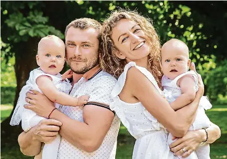 Máma dvojčat jen „spí“. Probuď se, přejí si blízcí - PressReader