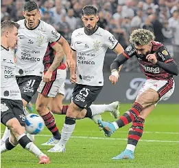 Flamengo se floreó en casa de Corinthian­s - PressReader