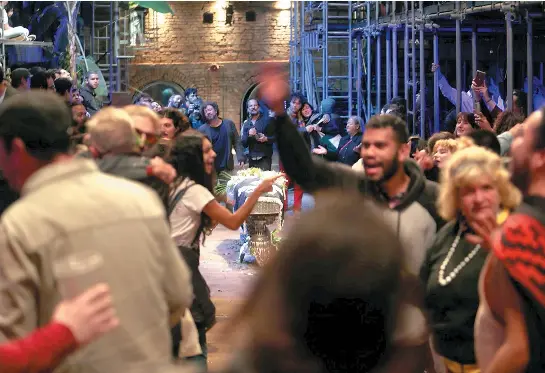 Desbunde sempre, até na despedida - PressReader