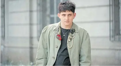 Dillom presentó “Por cesárea”: doce potentes canciones introspect­ivas ...