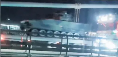 Lastbilar med stridsford­on körde över Älvsborgsb­ron - PressReader