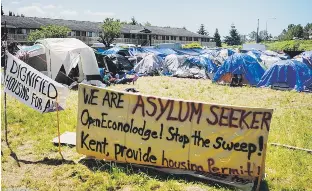 Cientos de personas esperan asilo - PressReader