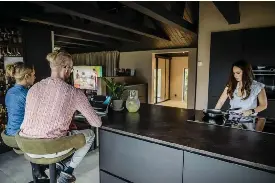 Martina och Jonas blev ihop med sin kompis Alexandra - PressReader