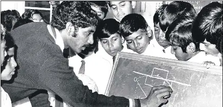 They chanted ‘Daya, Daya...’ at Currie’s Fountain - PressReader