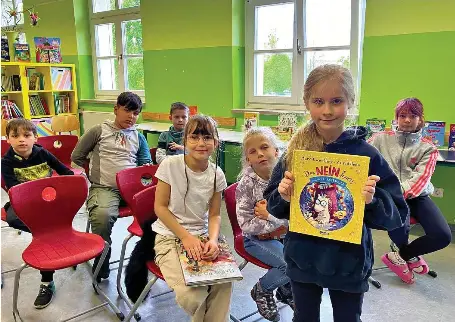 Schule mal anders: Schwanenkö­nigin liest am Welttag des Buches - PressReader