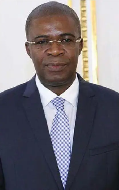 ENXADAS, SACHOLAS, ANCINHOS - PressReader