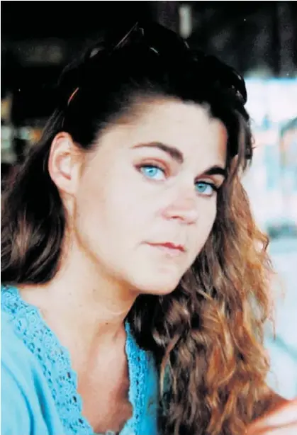 Collette je ležala na nosilima, prekrivena bijelom plahtom. Povukao sam ...