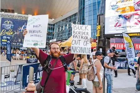 Border Patrol’s recruitmen­t at a Nashville rodeo draws protesters ...