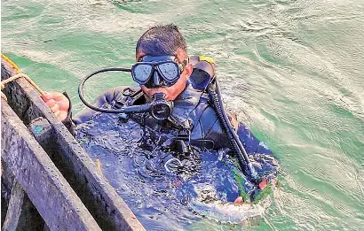 From gold chains to bodies: Things Bangladesh­i village divers go underwater for - PressReader
