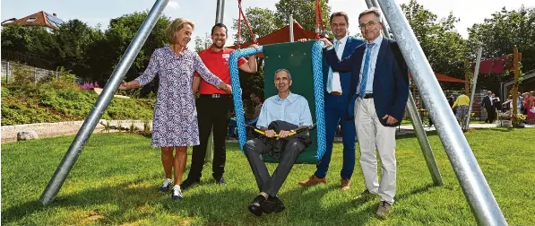 Hereinspaz­iert in den Ellinor-Holland-Garten - PressReader