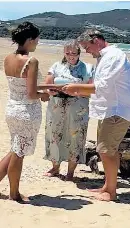 Television couple tie the knot at beach - PressReader