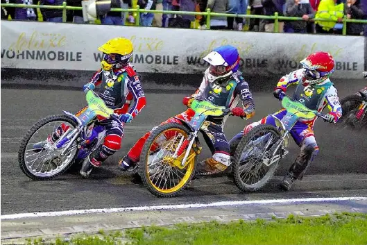 Dänemarks Superstar Nicki Pedersen fährt in Güstrow allen davon ...