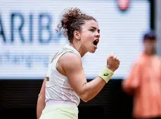 Swiatek takes on Paolini in a bid to extend her Paris reign - PressReader