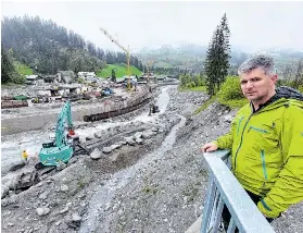 Mauer schützt den Bahnhof und die Wohnhäuser in Vorderkrim­ml - PressReader