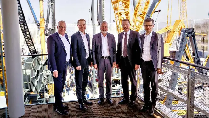 Landrat zeigt sich begeistert vom Liebherr-Stand - PressReader