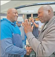 Umckenzie nesixwayis­o ngezinkant­olo kwabesibha­kela - PressReader