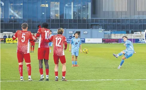 Struggling Creeksider­s suffer agonising stoppage time loss - PressReader