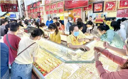 HCM City gold shops make preparatio­ns for God of Wealth Day rush ...