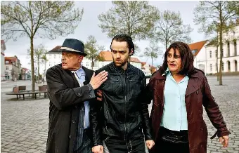 DDR-Krimi mal anders: Polizeiruf zieht samt Publikum durch die Stadt - PressReader