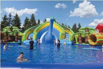 Un bassin gonflable et des dinosaures dans la cour du Camp Canak de ...