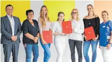 Vier junge Frauen sind nun Medizinisc­he Fachangest­ellte - PressReader