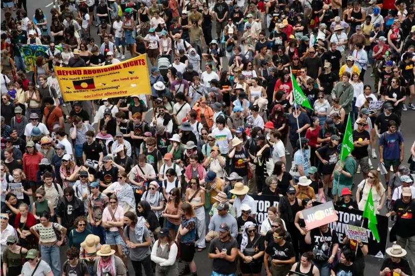 Invasion Day: police investigat­e ‘device’ thrown into Perth crowd as ...