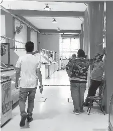 ABANDONAN LOS PUESTOS DE VENTA - PressReader