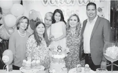 Valeria disfruta divertido festejo - PressReader