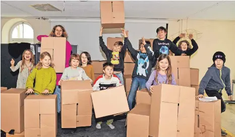 Freie Schule spielt neues Stück mit über 200 Mitwirkend­en - PressReader