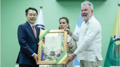 El técnico Honduras Corea recibe donación millonaria en equipo - PressReader