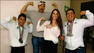 Campeones y famosos juntos - PressReader