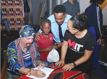 Livro de Manuel Rui e Ondjaki valoriza oralidade angolana - PressReader