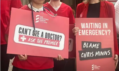 Doctors in NSW public hospitals threaten three-day strike over pay dispute, defying ban ...
