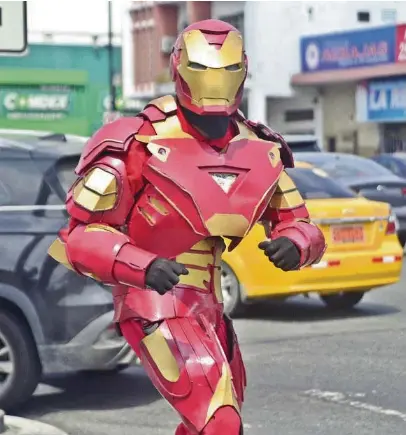 Marcos es feliz con las sonrisas que obtiene con un traje que no lo ...