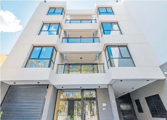 UN EDIFICIO QUE FUSIONA CONEXIÓN CON LA NATURALEZA Y SOFISTICAC­IÓN URBANA - PressReader