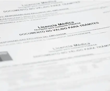 Gobierno analiza fórmulas para limitar el pago íntegro en licencias médicas a funcionari­os ...